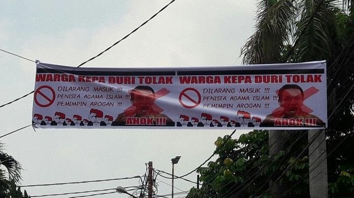 Satpol PP Turunkan 300 Spanduk Provokatif - Wartakotalive.com