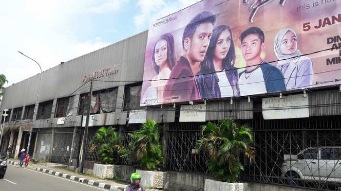 VIDEO: Menyusuri Bioskop Grand Theater Senen yang Kumuh dan Menyeramkan ...