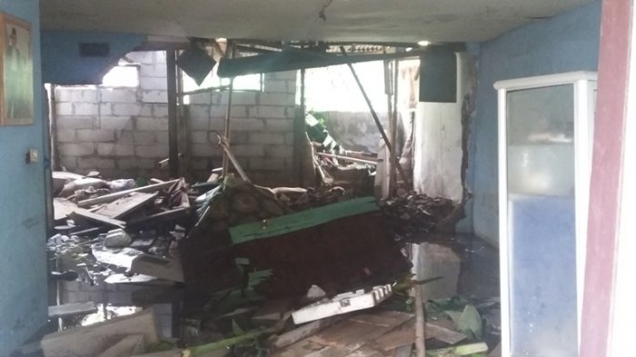 Sebuah Rumah Rusak Berat Tertimpa Tembok Kali di Pasar Minggu ...