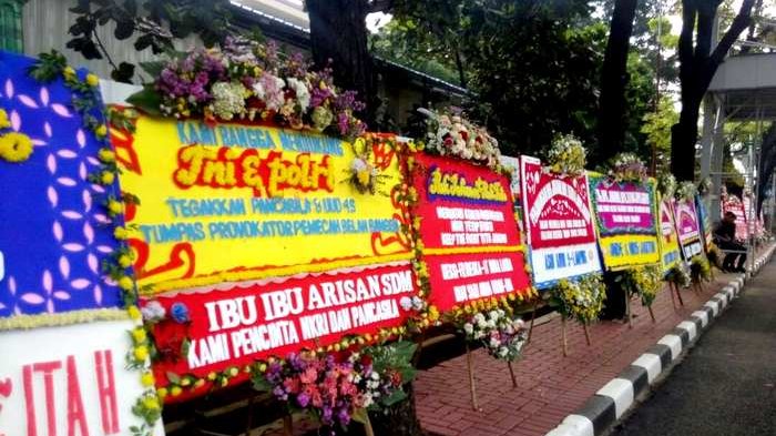 Giliran Gedung Mabes Polri Dikirimi Ratusan Karangan Bunga ...