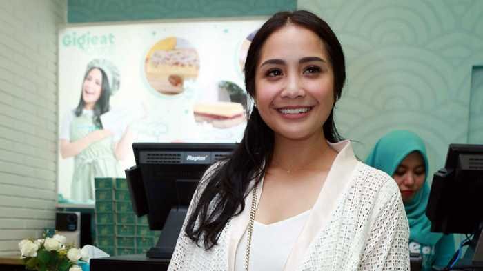 Foto Nagita Slavina Habis Mandi, Handuk Masih Dikenakan di Kepala, Benda di Tangannya Jadi ...