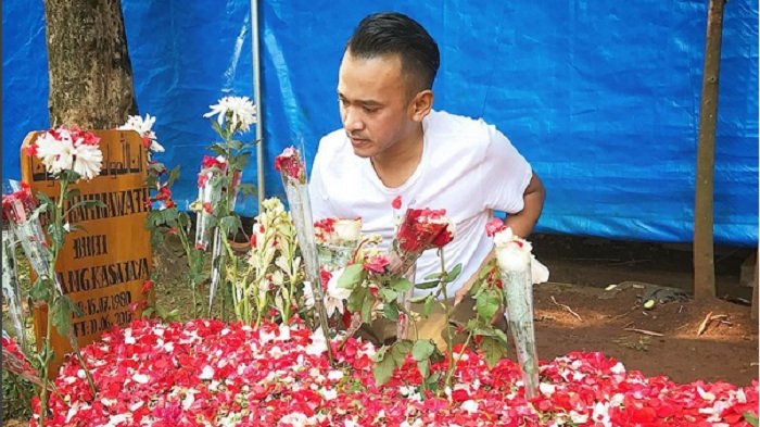 Ini Ritual Ruben Onsu, Menyambangi Makam Olga dan Jupe - Wartakotalive.com Ini Ritual Ruben Onsu, Menyambangi Makam Olga dan Jupe - Wartakotalive.com