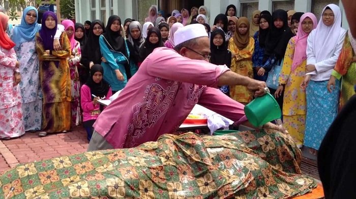 13 Tahun Jadi Pemandi Jenazah, Saat Harus Mandikan Jasad yang Tak Utuh ...