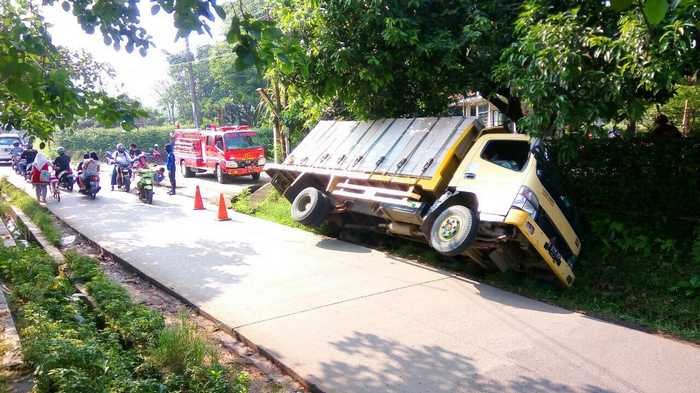 Hindari Motor, Truk Bermuatan Bata Ringan Terguling di Depok - Wartakotalive.com