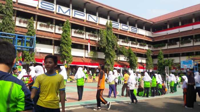 SMPN 209 Kenalkan Permainan Tradisional dengan Gelar Lomba Panca ...