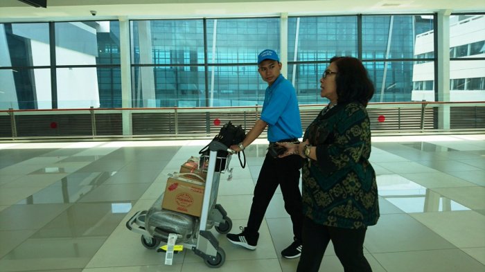 'Porter' Bandara Soetta Berubah jadi 'Airport Helper', Layanan pun ...