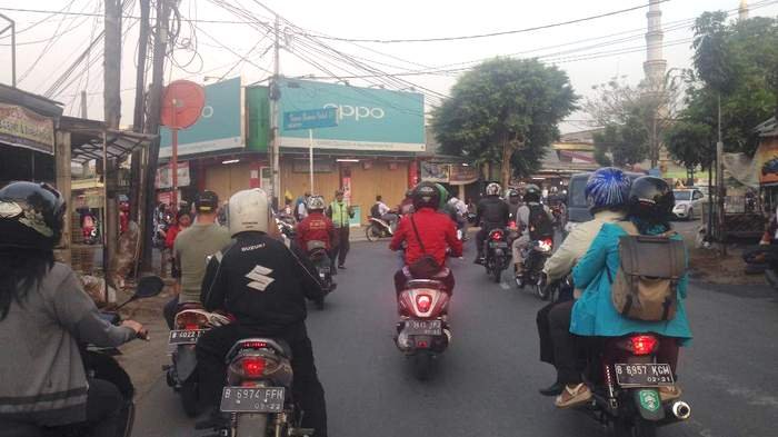 Pukul 08.20 Lalin Jalan Raya Penggilingan Arah Stasiun Klender Baru ...