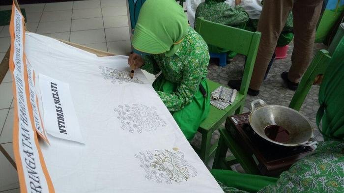 Anak SD Belajar Membatik dalam Perayaan Hari Batik Nasional ...