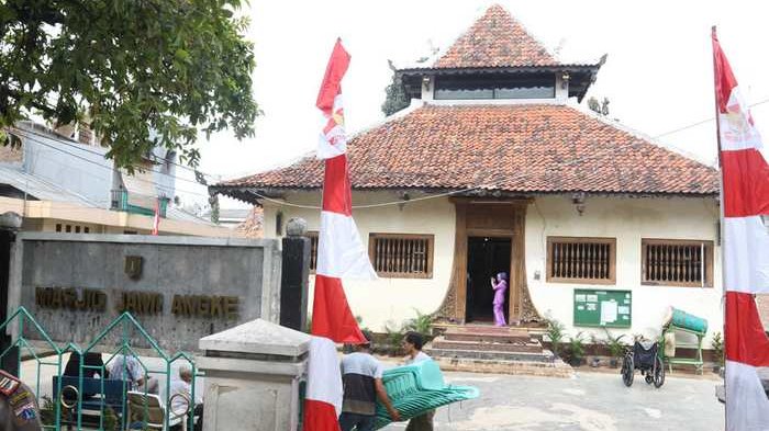 Dibangun Warga Bali dan Dipenuhi Makam Pejuang Kemerdekaan Masjid Angke ...