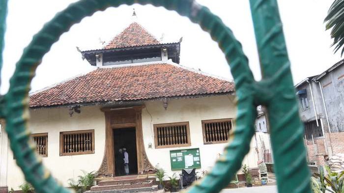 Sejarah Jakarta: Masjid Al-Anwar Muara Angke Harmonisisasi Budaya Bali ...