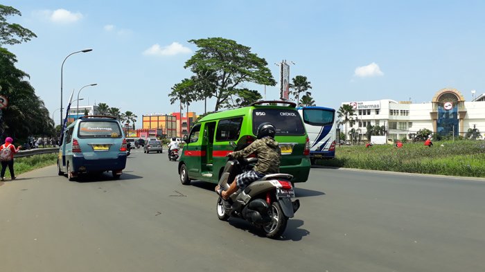 Pukul 09.00 Bundaran Alam Sutera ke Arah Mal Living World Padat ...