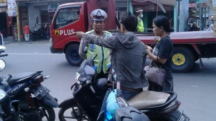 Bawa Helm tapi Tak Dipakai, Pemotor Terjaring Operasi Zebra dan Ditilang - Wartakotalive.com