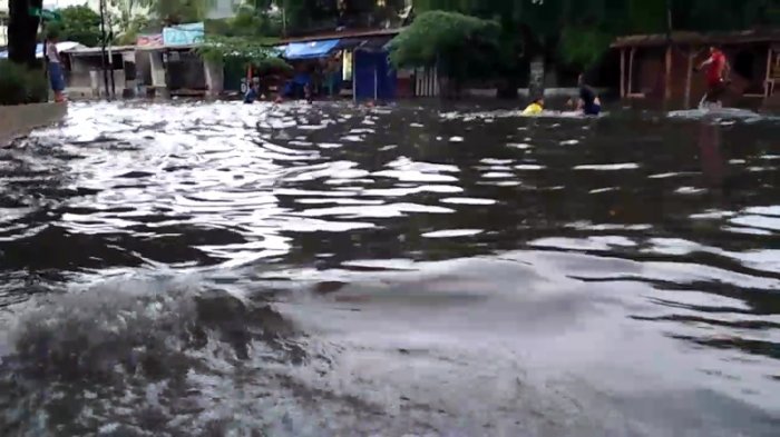 Banjir Lumpuhkan Jalan Patra Kebon Jeruk - Wartakotalive.com
