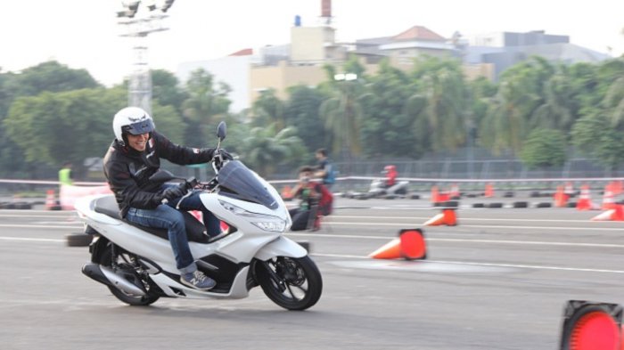 Tampil Mewah dan Elegan, Ini Fitur-fitur Canggih Honda PCX Lokal ...
