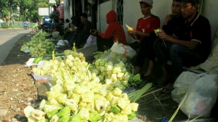 Harga Daun Ketupat Melonjak karena Pasokan Kurang - Wartakotalive.com