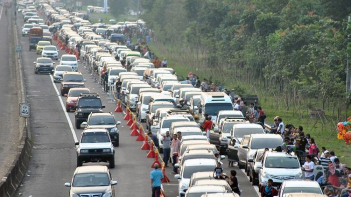 Jalur Puncak Macet Parah, Volume Kendaraan Capai 30.000 - Wartakotalive.com