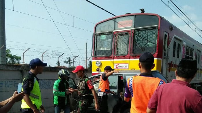 Aturan yang Wajib Ditaati Bila Melewati Perlintasan Liar Kereta Api - Wartakotalive.com
