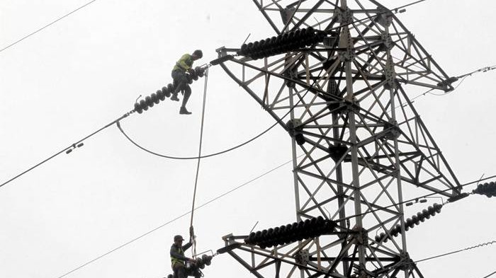 BERITA FOTO: Beginilah Cara Perawatan dan Perbaikan kabel SUTET ...