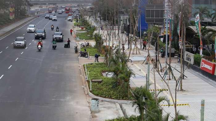 Trotoar Jalan Sudirman Sulit Dilewati, Sandiaga Akan Kaji ... Trotoar Jalan Sudirman Sulit Dilewati, Sandiaga Akan Kaji ...