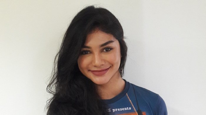 Jihane Almira Akting dengan Jeff Smith dan Kevin Julio di Film How Are ...