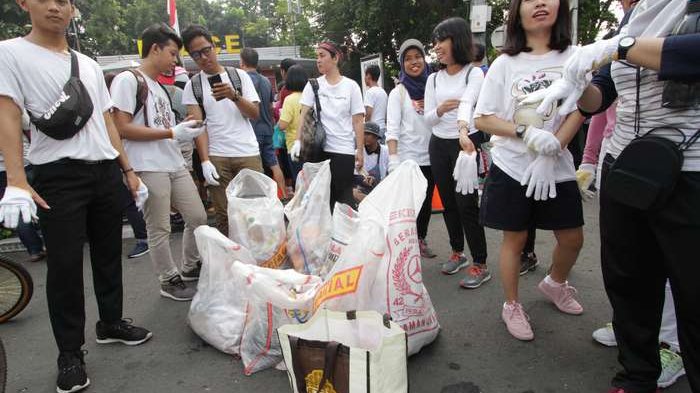 BERITA FOTO: Ini Dia Warga Terpuji Lakukan Aksi Pungut Sampah di CFD - Wartakotalive.com