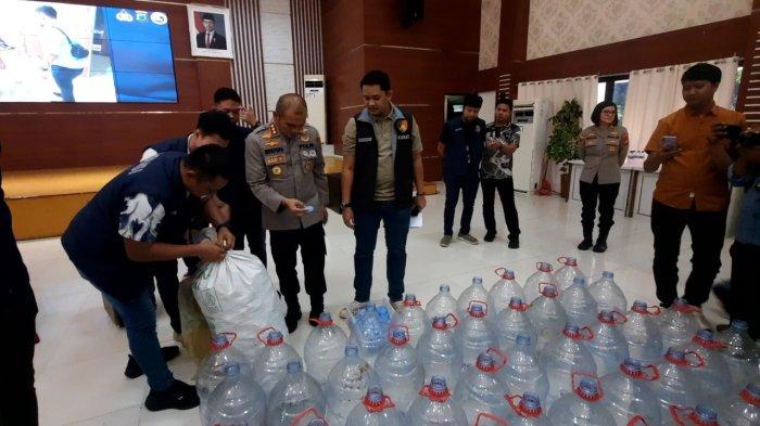 5 Fakta Pemalsuan Air Minum dalam Galon Bermerek di Bekasi, Diisi Air ...