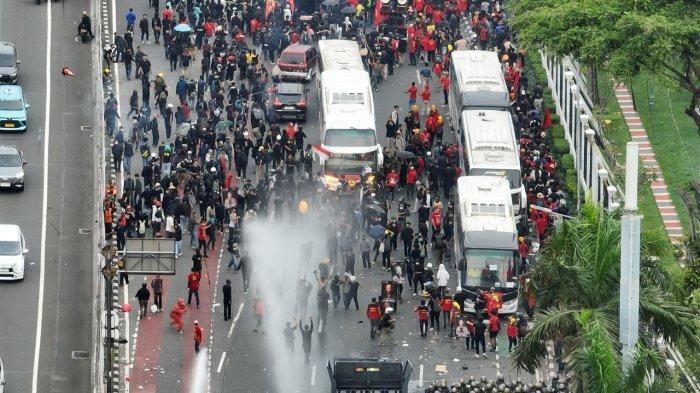 Aksi Demo Buruh di Depan Gedung DPR Berakhir Anarkis, 13 Orang Diamankan Polisi - Wartakotalive.com