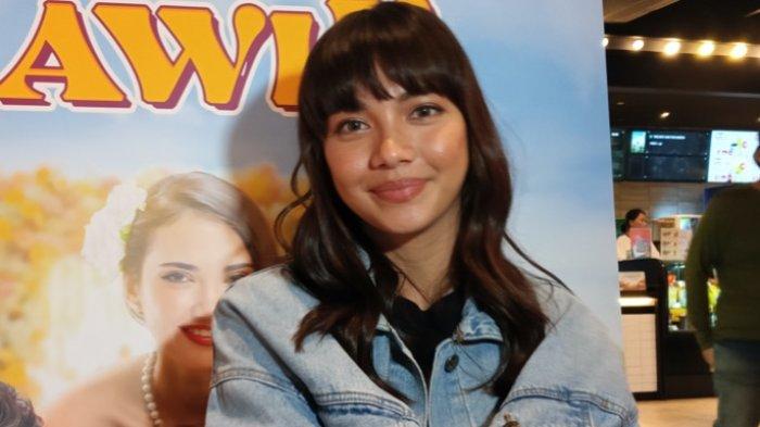 Cara Angela Gilsha Menyenangkan Diri Saat Mumet, Pergi ke Curug di ...