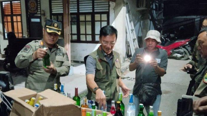 Razia Empat Toko Kelontong, Satpol PP Karawang Sukses Sita 1.961 Botol Miras - Wartakotalive.com