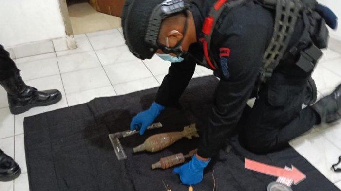 Hanya Pakai Sarung Tangan Karet, Tim Gegana Evakuasi Mortir di Cipete ...