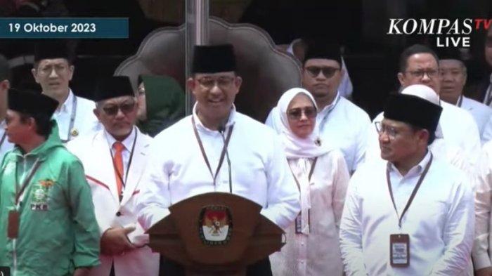 Anies Baswedan Cium Kaki Ibu Sebelum ke KPU Bersama Cak Imin: Restu dan Doa Ibu adalah Segalanya ...