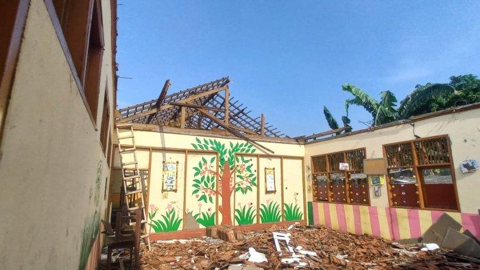 Atap Dua Ruang Kelas SDN Setiamekar 03 Tambun Selatan Ambruk Diterpa Hujan Deras - Wartakotalive.com