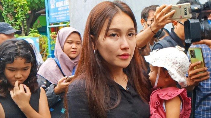Berharap Indonesia Makin Baik, Ayu Ting Ting Coblos Pasangan Capres dan Cawapres Sambil Gendong ...