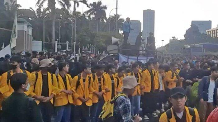 VIDEO BEM PNJ Geruduk DPR RI Tuntut Pembatalan UU Cipta Kerja ...