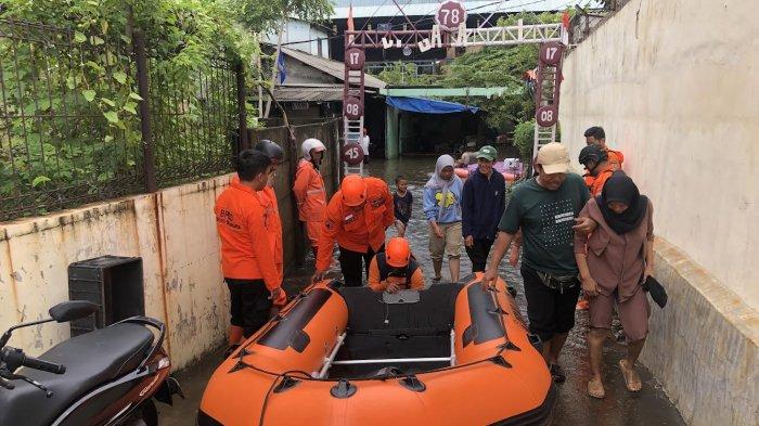 BPBD Jakarta Timur Kerahkan Perahu Karet Bantu Warga Cakung yang Kebanjiran Mencoblos di TPS ...
