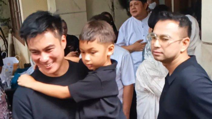 Tetap Tersenyum Saat Sedih, Baim Wong Cuma Minta Doa Ketika Antar Jenazah Johnny Wong ke ...
