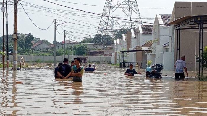 Banjir Tak Kunjung Surut, Warga Grand Harmoni 2 Balaraja Harus Berenang untuk Keluar Perumahan ...