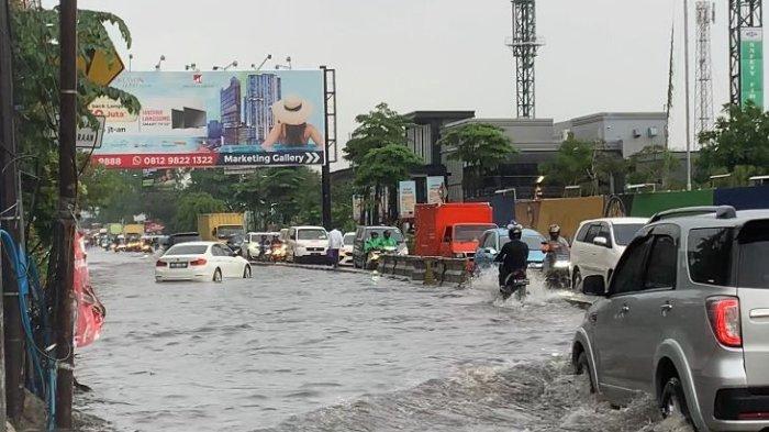 Hujan Deras Melanda Kota Bekasi, Sejumlah Ruas Jalan Tergenang Hingga Timbulkan Kemacetan ...
