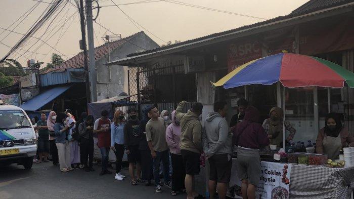 Kuliner Jakarta: Buah Siram Cokelat Viral Malaysia di Jatinegara, Mampu ...