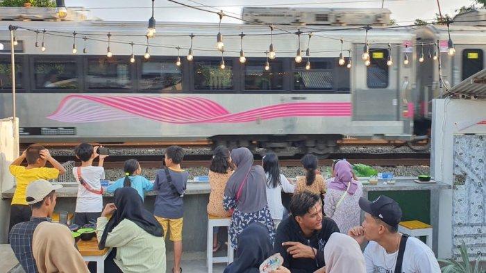 Kafe Unik di Bekasi dengan Latar Belakang Kereta Api Cuma di Kopi ...