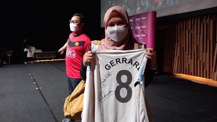 Cerita Cahya Dapat Tanda Tangan Michael Owen di Jersey Steven Gerard ...