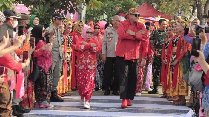 Emak-emak Bergaya Nyentrik dengan Kebaya Hebohkan CFD di Kota Bekasi - Wartakotalive.com