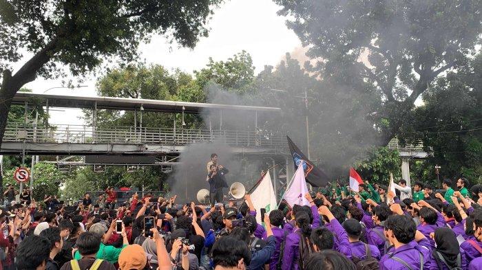 Aksi Indonesia Gelap di Patung Kuda Mulai Memanas, Massa Bakar Ban dan Tuntut Jokowi Diadili ...