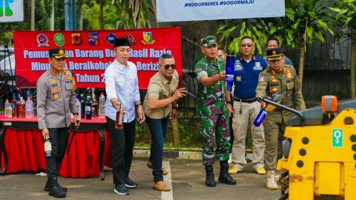 Selama Ramadan Peredaran Miras Masih Ada, Wali Kota Bogor Dedie Rachim Musnahkan 1.792 Botol ...