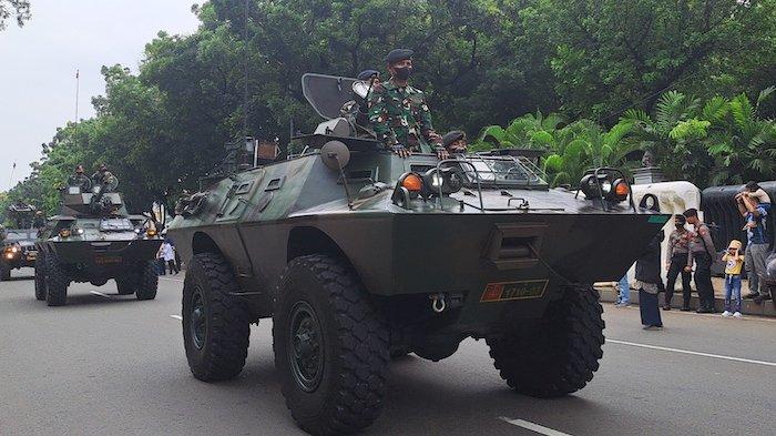 HUT TNI, Warga Antusias Lihat Parade Alutsista dan Defile dari Istana ...