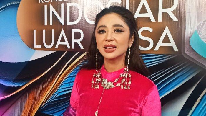 Tantangan Seru buat Dewi Perssik Bernyanyi Sambil Pole Dance di Tiang - Wartakotalive.com