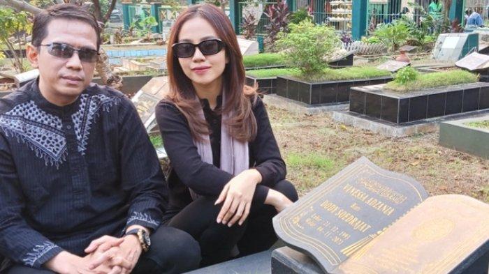 Ziarah ke Makam Vanessa Angel, Doddy Sudrajat dan Mayang Lucyana Curhat Belum Bisa Temui Gala ...