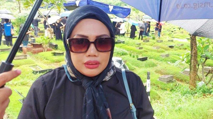 Tidak Ada Riwayat Sakit, Elly Sugigi Sebut Stevie Agnecya Sempat Alami ...