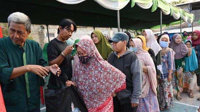 Harga Melambung Tinggi, Emak emak Serbu Paket Sembako Murah Rp5 ribu di ... Harga Melambung Tinggi, Emak emak Serbu Paket Sembako Murah Rp5 ribu di ...