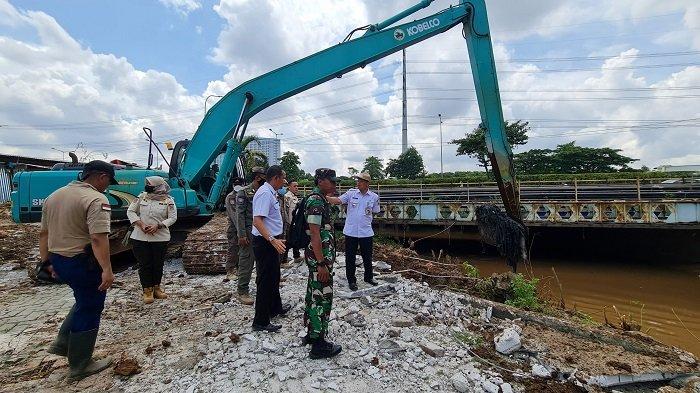 Sempat Dikeluhkan Warga, Normalisasi Kali Angke Segmen Kembangan ...